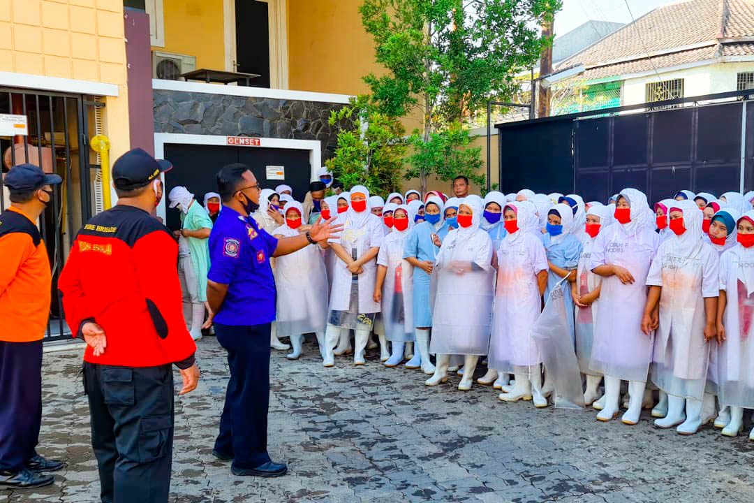 Extinguishing fire training Using APAR - PT. Maju Bersama Karib